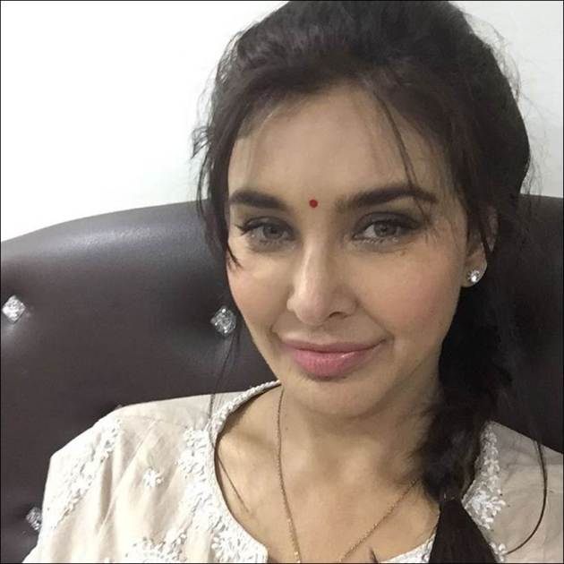 Madhuri Dixit, Shilpa Shetty, Asin, Dia Mirza wish everyone a Happy ...