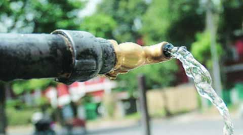 Water crisis in DU hostels: Students take to the streets | Delhi News ...