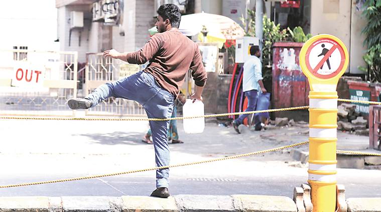 14 gaps on 6-km stretch: Mumbai traffic cops install temporary bollards ...