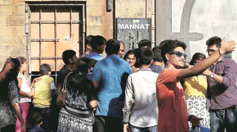 A day in the life of Shah Rukh Khan’s fans outside ‘Mannat’ | Bollywood ...