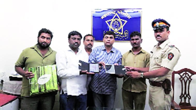 Mumbai: Auto driver honoured for returning bag | Mumbai News - The ...