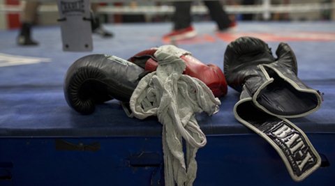 Boxing body votes to let top professionals fight at Rio 2016 Olympics ...