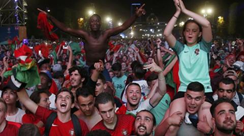 Elated Portugal fans dance to sweet Euro 2016 victory | Football News ...