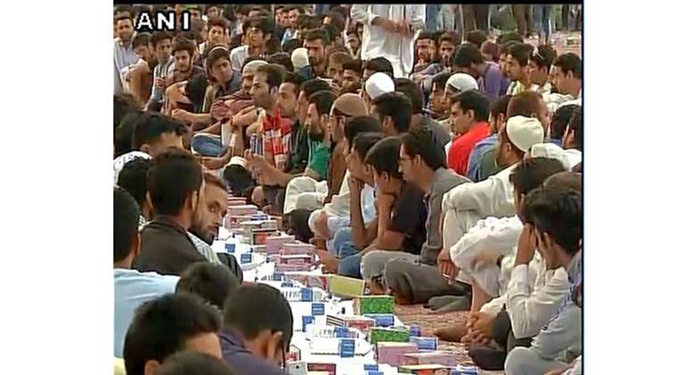 Srinagar: Kashmir’s largest Iftar with record-breaking 3000 people ...