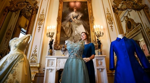 Queen’s wardrobe goes on display at Buckingham Palace exhibit, see pics ...