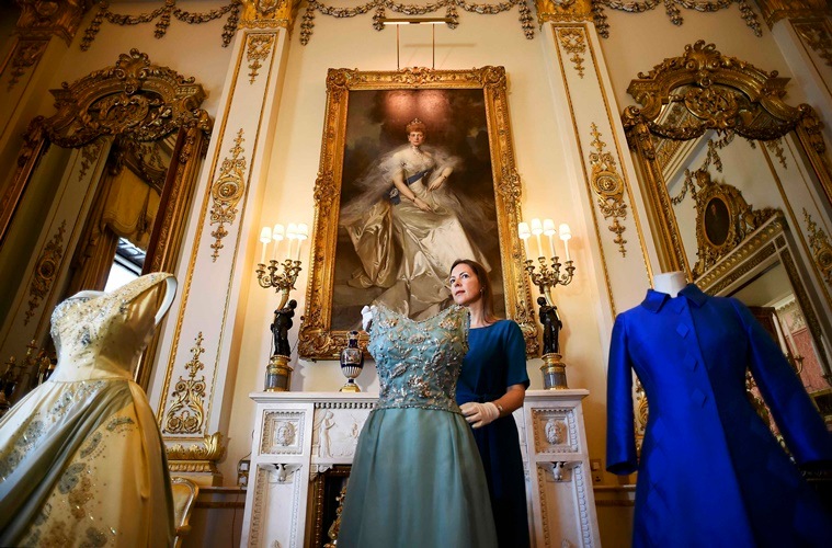 Queen’s wardrobe goes on display at Buckingham Palace exhibit, see pics ...