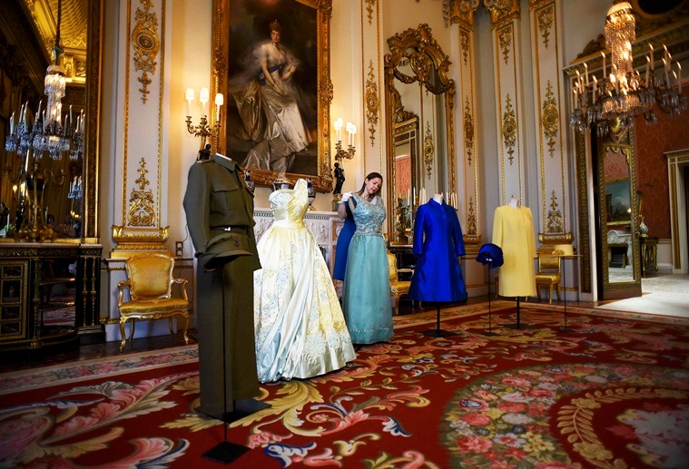 Queen’s wardrobe goes on display at Buckingham Palace exhibit, see pics ...