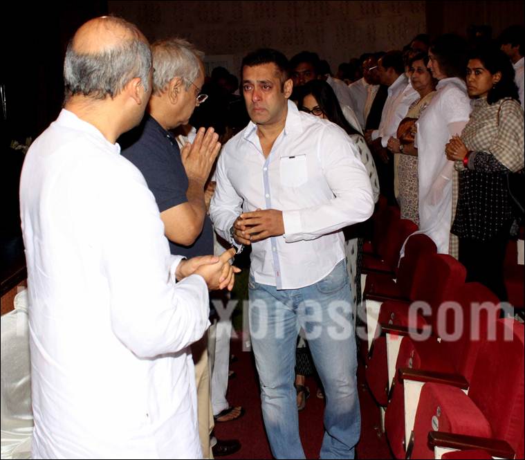 Salman Khan seen in tears at prayer meet of ‘brother’ Rajjat Barjatya ...