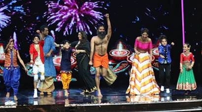 When Baba Ramdev did the yoga dance on Shilpa Shetty’s Super Dancer ...