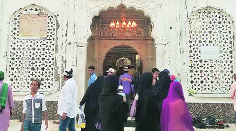 Women activists enter Haji Ali dargah | India News - The Indian Express