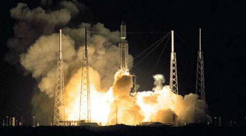 NASA’s Cassini Saturn probe makes first ring-grazing plunge ...