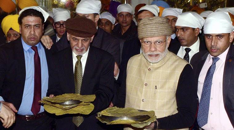 PM Narendra Modi serves langar at Golden Temple | India News - The ...