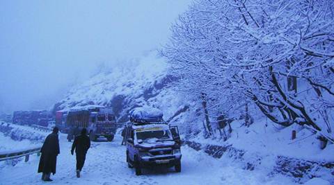 Kashmir: Heavy snowfall draws tourists, hoteliers upbeat | Srinagar ...