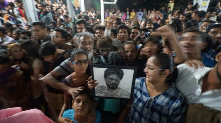 Shah Rukh Khan’s rail ride: Man dies in stampede at Vadodara, who is to ...