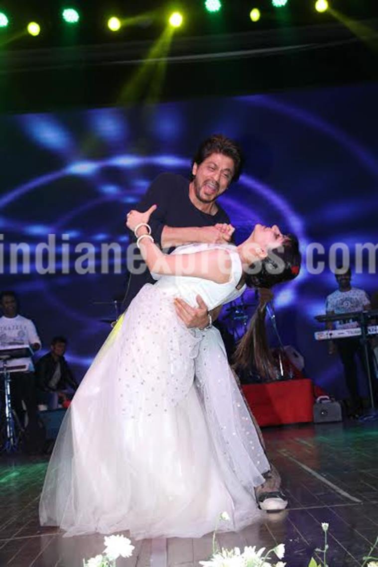 Shah Rukh Khan takes time off from Raees, goes ‘Chammak Challo’ with ...