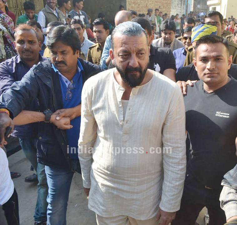 Bhoomi: Sanjay Dutt starts shooting comeback, gives fans jadoo ki ...