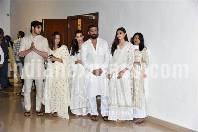 Prayer meet of Suniel Shetty’s father: Aishwarya Rai Bachchan, Abhishek ...