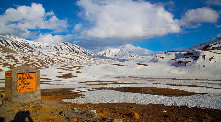 500 tourists, pilgrims stranded at Baralacha Pass | India News - The ...
