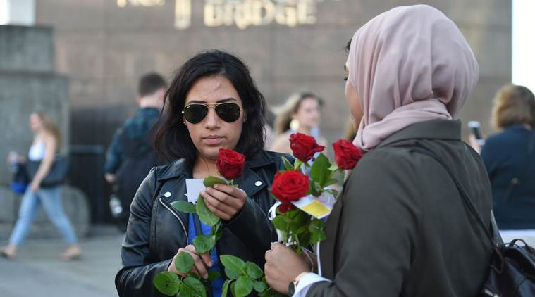 London terror attack: Muslims hand out 3,000 roses at London Bridge ...