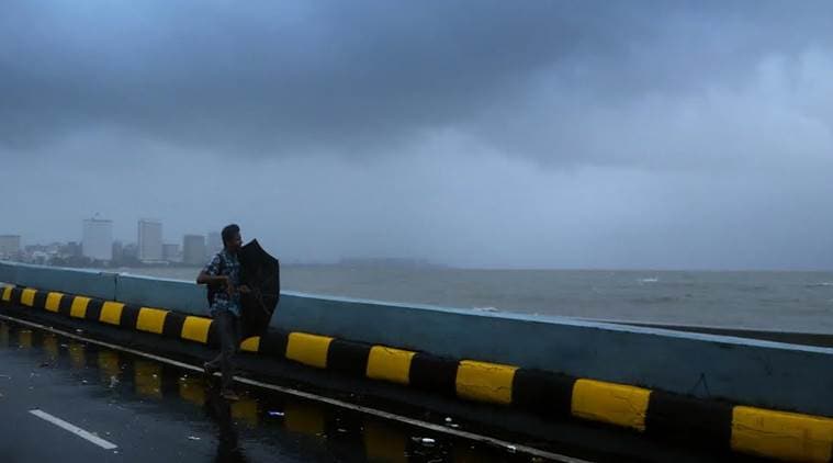 Heavy rains lash Mumbai, residents flock to Marine Drive to enjoy high ...