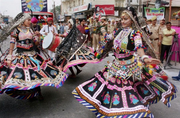 Navratri 2017: Puja, music, dance and food, how India is celebrating ...