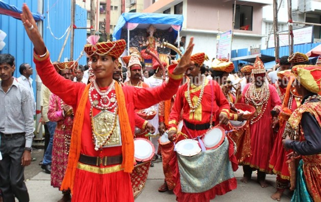 Navratri 2017: Puja, music, dance and food, how India is celebrating ...