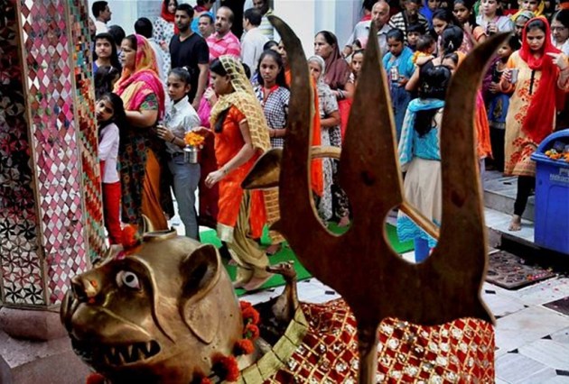 Navratri 2017: Puja, music, dance and food, how India is celebrating ...