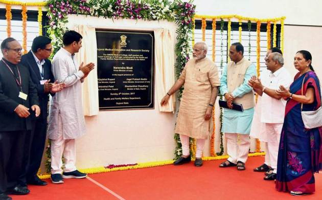 PM Narendra Modi visits hometown Vadnagar in Gujarat, offers prayers at ...