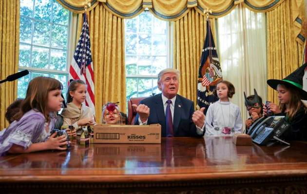See what happened when Donald Trump gave candy to children dressed for ...