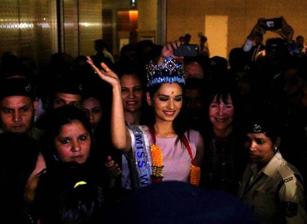 Miss World 2017 Manushi Chillar brings home her tiara, lands in Mumbai ...