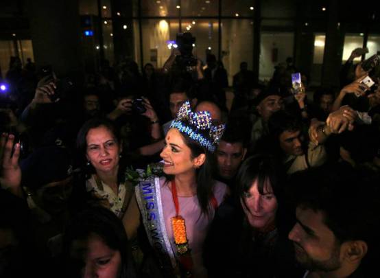 Miss World 2017 Manushi Chillar brings home her tiara, lands in Mumbai ...