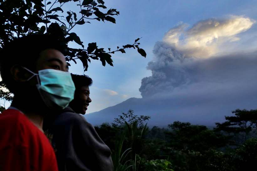 Bali volcano eruption: These stunning images show Mount Agung breathing ...