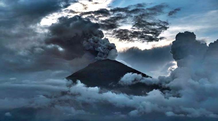 Bali volcano eruption: These stunning images show Mount Agung breathing ...