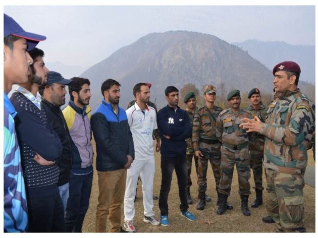 MS Dhoni, Lt Col (Hony), at work in Kashmir with Indian Army, see pics ...