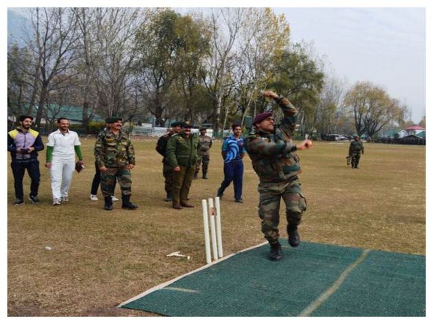 MS Dhoni, Lt Col (Hony), at work in Kashmir with Indian Army, see pics ...