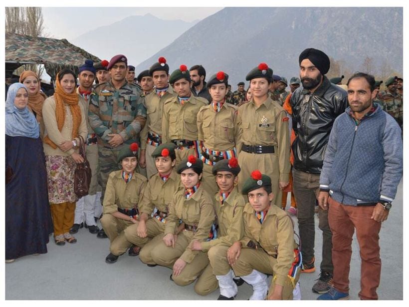 MS Dhoni, Lt Col (Hony), at work in Kashmir with Indian Army, see pics ...