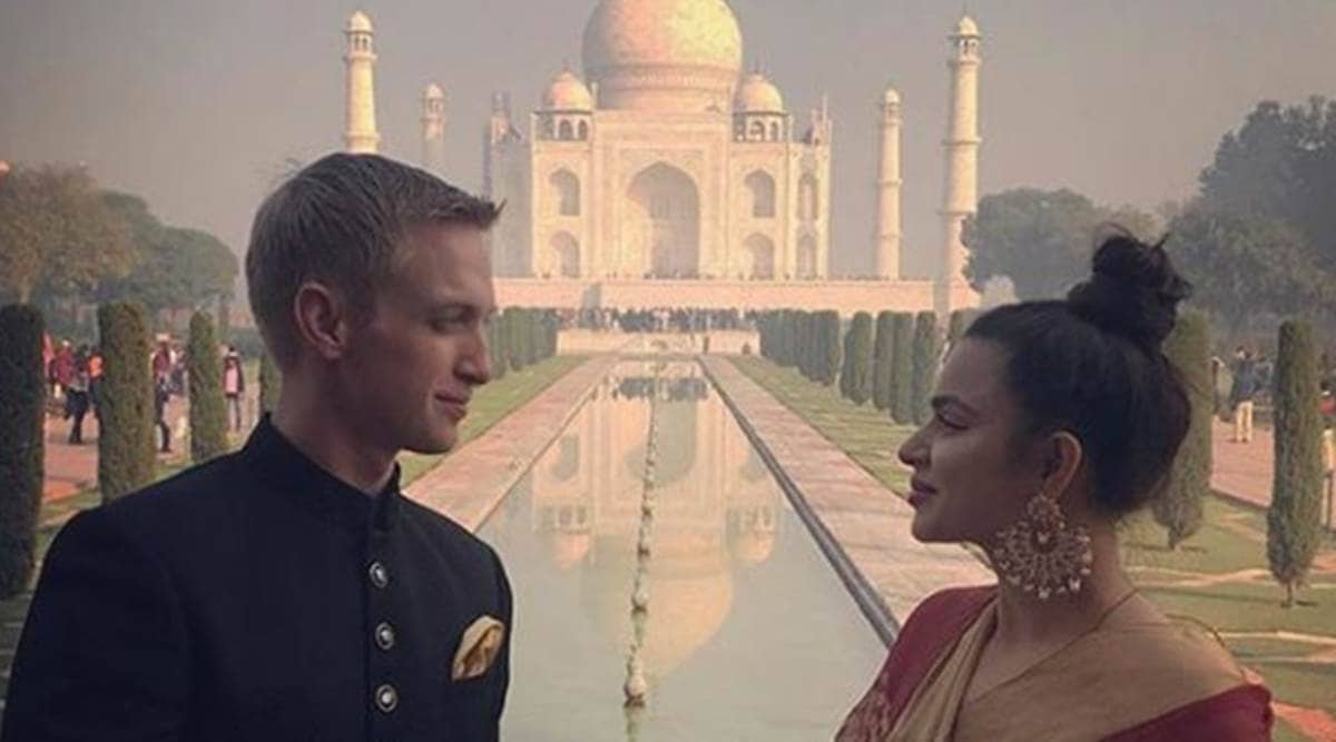 Aashka Goradia makes first appearance as Mrs Brent Goble, shares a ...