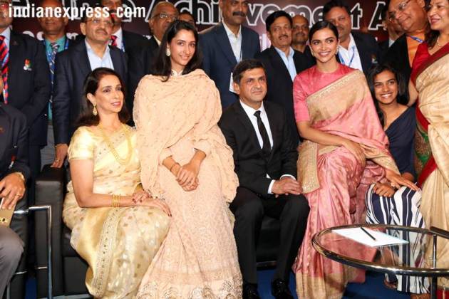 Deepika gets teary-eyed as father Prakash Padukone receives Lifetime ...
