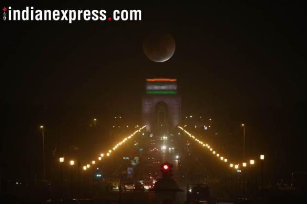 Lunar eclipse 2018: Stargazers witness rare ‘Super Blue Blood Moon ...