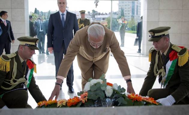 PM Modi meets President Abbas on historic visit to Palestine: See pics ...