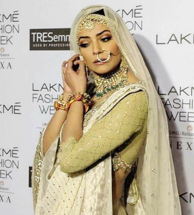 Sushmita Sen pays tribute to Rekha at Lakme Fashion Week 2018 ...