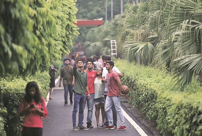 DU first day: Music, chit-chat; check thrilling mood of the students ...