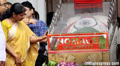 Thousands mourn the demise of Kalaignar, politicians and actors pay ...