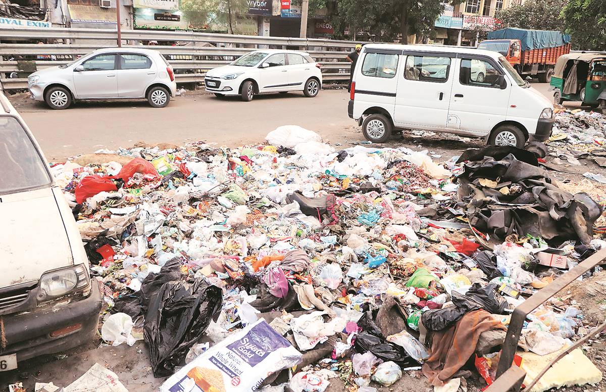 Garbage collectors’ strike continues, 40 officials of MC sanitation ...