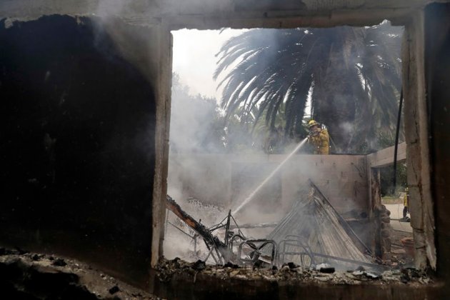 Wildfire Ravages California Town Thousands Forced To Evacuate World