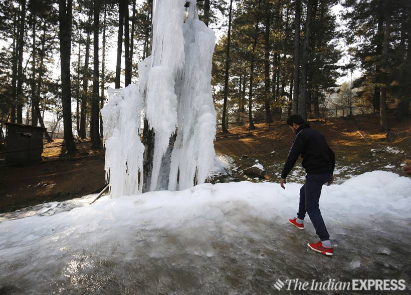 Cold wave intensifies across North India, fog in Delhi delays trains ...