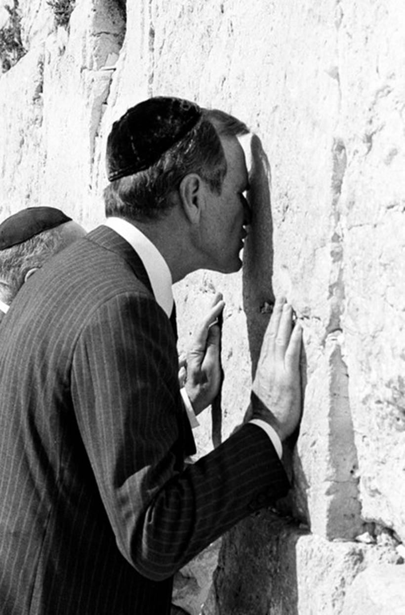 Remembering George H W Bush From War Hero To 41st President Of United