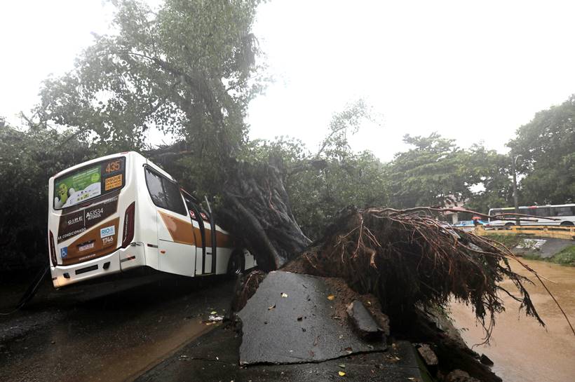 Heavy rains cause floods, kill at least 10 in Rio de Janeiro | World ...