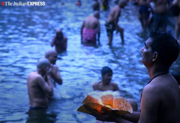 Hindu devotees perform Pitru Paksha at Banganga in Walkeshwar | India ...