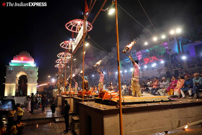 Dev Deepawali 2019: Devotees light earthen lamps in Varanasi | India ...